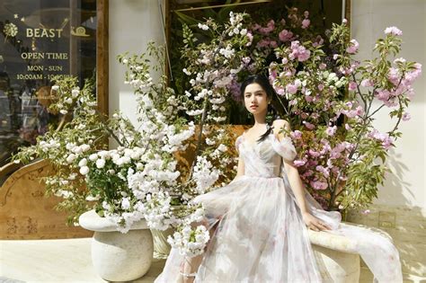 春日芬芳 张婧仪花仙子造型亮相野兽派三里屯新店 凤凰网