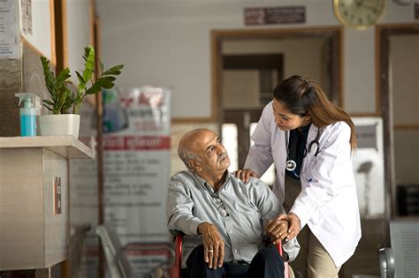병원에서 휠체어에 앉아있는 걱정스러운 노인을 위로하는 여성 의사 남자에 대한 스톡 사진 및 기타 이미지 남자 병원 의자 Istock