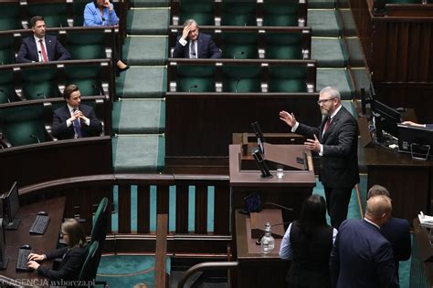 Grzegorz Braun się nie poddaje chce wrócić na posiedzenie Miał złożyć