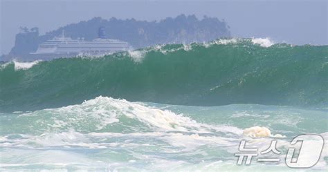 태풍 북상에 제주 거친 파도 뉴스1