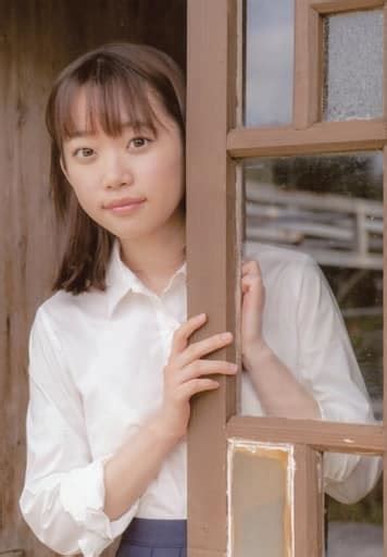 駿河屋 【アダルト】 架乃ゆら 上半身・衣装白・両手ドア・背景茶 Dvd・blu Ray「yura2 ゆらりぞーと 」特典生写真（女性生写真）