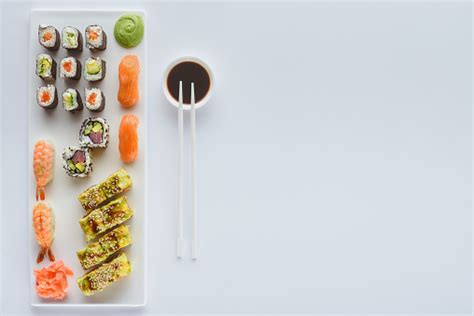 맛 있는 초밥 세트와 흰색 배경에 고립 젓가락으로 그릇에 간장 0명에 대한 스톡 사진 및 기타 이미지 0명 간장 개체