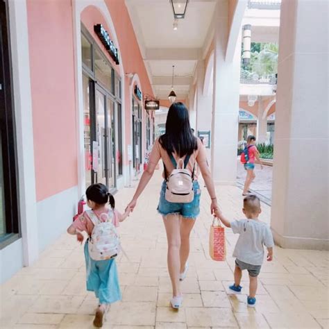 離婚以後 原本沒跟阿公阿嬤說 一如往常的一家四口 回去陪阿公阿嬤吃飯 後來選了某一天坦白從寬 在那之後只要回去 刻板又傳統的阿嬤 每次都不吐不快 對我沒一句好聽話 然後在某天 我爸在跟我吵架的