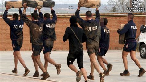 El Tribunal Absuelve A Los Tres Policías Acusados De Dar Una Paliza A
