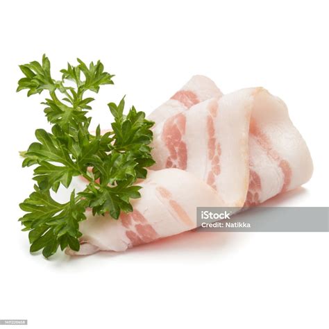 흰색 배경에 고립 된 파슬리가있는 생 베이컨의 꼬인 조각 줄무늬 브리켓 조각 흰색 배경에 신선한 얇은 슬라이스 고기 0명에 대한 스톡 사진 및 기타 이미지 Istock