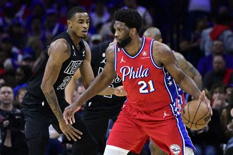 ネッツ・クラクストンにマークされる76ersのエンビード（ap） スポニチ Sponichi Annex スポーツ