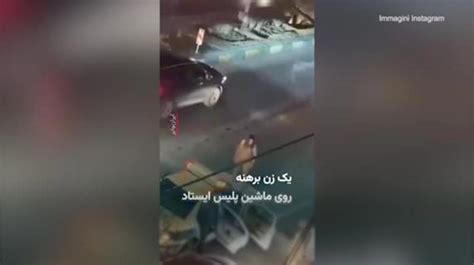 Iran Ragazza Si Spoglia E Sale Su Auto Della Polizia La Protesta