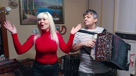Ах как поет под любительскую гармонь Околица Муж играет на гармони и