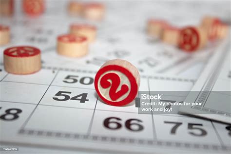빙고 또는 로또 게임 카드에 로또의 나무 통 화이트 테이블에 빙고를 재생 하기 위한 카드와 칩 기회에 대한 스톡 사진 및 기타