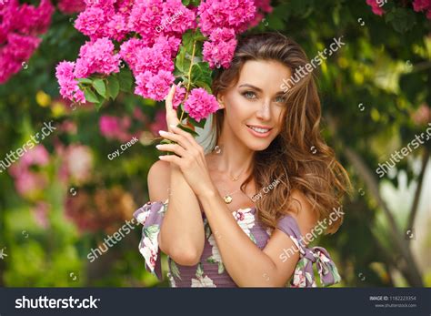 Retrato De Uma Menina Sensual E Foto Stock 1182223354 Shutterstock