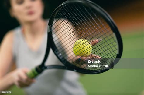 테니스 여자 선수 재생 훈련 와 라켓 과 공 코트 20 24세에 대한 스톡 사진 및 기타 이미지 20 24세 건강한 생활