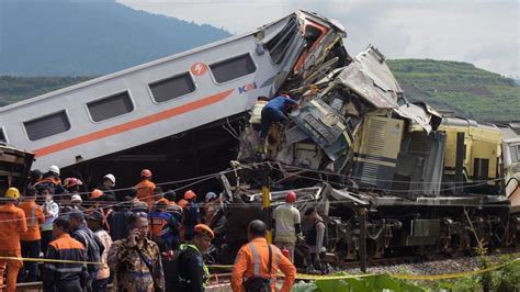 4 Petugas KAI Tewas Dalam Tabrakan KA Turangga Dan Bandung Raya Di