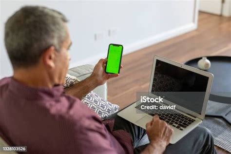 녹색 화면으로 노트북 컴퓨터와 전화를 사용하여 성숙한 남자 컴퓨터에 대한 스톡 사진 및 기타 이미지 컴퓨터 크로마 키