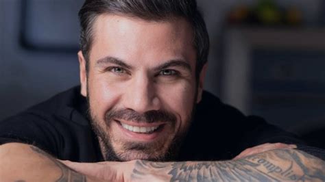 Άκης Πετρετζίκης Απολαμβάνει βόλτα με τον γιο του φορώντας το ίδιο