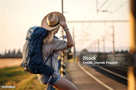 배낭과 모자를 쓴 기차 여행자가 기차역 플랫폼에서 기다리고 있다 50 54세에 대한 스톡 사진 및 기타 이미지 50 54세 가방 고독 개념 Istock