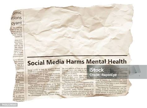 정신 건강에 해를 끼치는 소셜 미디어에 대한 헤드라인과 기사가 포함된 신문 스크랩 사본을 위한 공간 포함 신문에 대한 스톡 사진 및 기타 이미지 Istock
