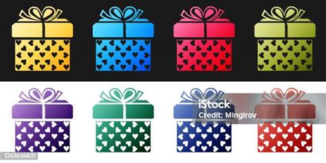 흑백 배경에 격리 된 선물 상자와 하트 아이콘을 설정합니다 포장 발렌타인 데이 리본과 활이 달린 아름다운 축제 상자 벡터 검은색에 대한 스톡 벡터 아트 및 기타 이미지