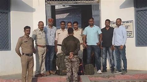 Chhatarpur Police Arrested Ganja Smuggler Who Was Roaming Around