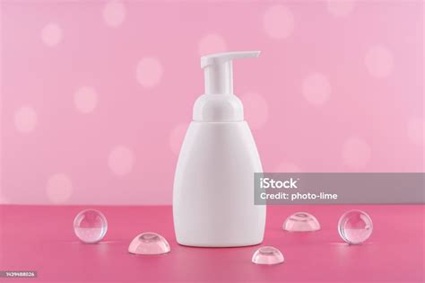 목욕 비누 흰색 화장품 병 모형은 세련된 소품이 있는 분홍색 배경에 있습니다 바디 케어 폼 제품 또는 로션 포장 플라스틱 화장품