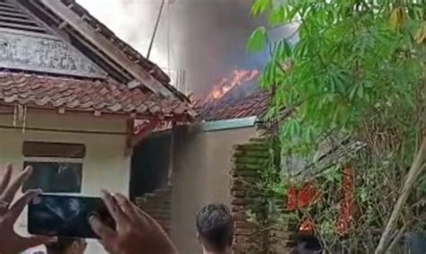 Diduga Korsleting Listrik Rumah Warga Di Banjar Ludes Terbakar