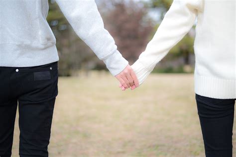 公園の散歩で手をつなぐカップル frestocksフリストックスフリー素材やモデル写真