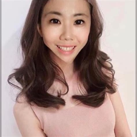 《112學年度國小ㄧ年級美術課 〈我的家人3〉》 讓孩子練習如何在白紙上畫出我的家人， 將描繪人物的技巧更加精深化， 孩子的手稿能力逐漸提升