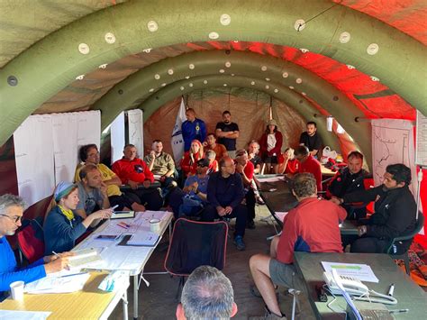 Rescuers Race To Save Us Man Trapped 1000 Metres Underground In