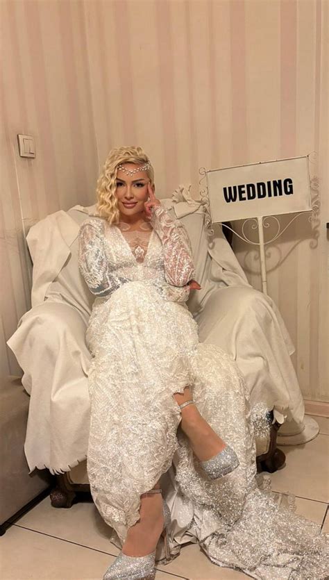 Новинарката Александра Спировска е кул невеста со 2 аутфита ќерката од бракот со Пере Нокаут ѝ