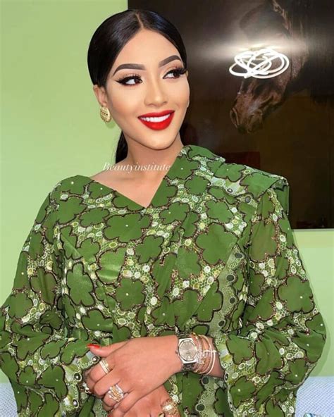 06 Photos Adja Diallo sublime dans une sculpturale robe vert émeraude