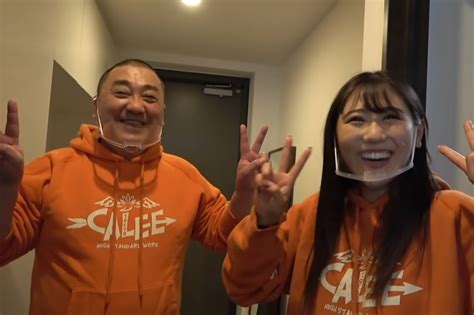 西野未姫 11月22日 ️今日は2回目結婚記念日です 2回目の記念日は3人で☺️ 懐かしいパーカーで家族写真撮りました😚 家族写真