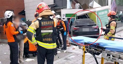70대 여성 몰던 차 중앙선 넘어 인도로 돌진4명 부상