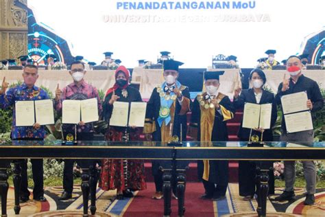 Ribuan Mahasiswa Unesa Diwisuda Rektor Berpesan Terus Gali Kemampuan