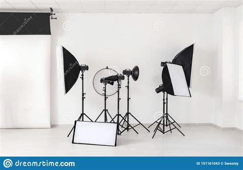 Interior Del Estudio Moderno De La Foto Con El Equipo Profesional