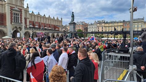 Rafał Trzaskowski na Rynku w Krakowie Na wiec przyszły tłumy ZDJĘCIA
