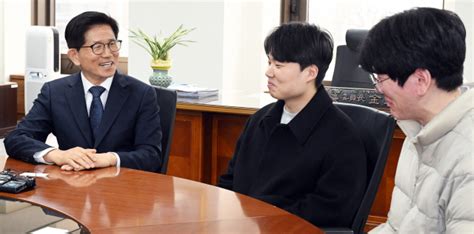 Mz노조와 면담하는 김문수 경사노위 위원장 서울경제