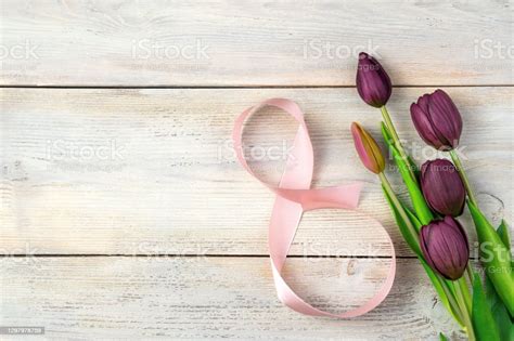 밝은 배경에 리본에서 튤립과 숫자 8 복사할 공간이 있는 상단 뷰입니다 International Womens Day에 대한 스톡