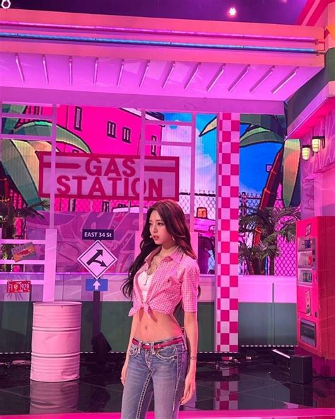 Itzy 있지 유나 유고걸 커버 사기적인 허리와 골반 청바지 사진 2023 사진 테니스 치마 편안한 옷차림