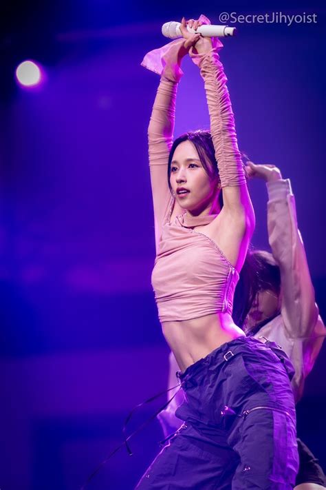 10 Times Twices Mina Showed Off Her Rock Hard Abs In Fan Taken Concert Photos Koreaboo