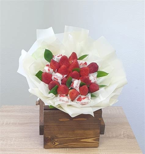 Букетик с клубникой и конфетами Raffaello Отличный подарок для молодой девушки и ребенка Можно