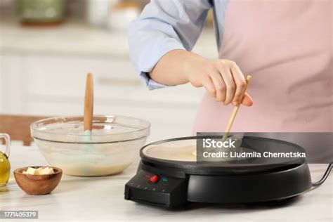 부엌의 흰색 대리석 테이블에서 전기 팬케이크 메이커에 맛있는 크레페를 요리하는 여자 근접 촬영 건강한 식생활에 대한 스톡 사진 및 기타 이미지 Istock