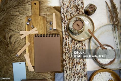 촛불을 사용한 가을 콜라주 인테리어 디자인 및 장식을 위한 색상 팔레트 및 무드 보드 평면도 0명에 대한 스톡 사진 및 기타