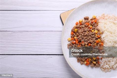 흰 나무 테이블에 튀긴 다진 고기 쌀 당근 옥수수를 곁들인 맛있는 요리 텍스트를 위한 공간 당근에 대한 스톡 사진 및 기타 이미지 Istock