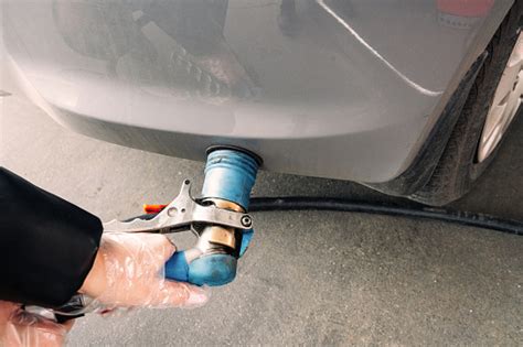 오일 스테이션에서 가스 연료 자동차를 펌핑 여자 손 연료 가솔린 노즐 탱크 운송 및 자동차 산업에 연료를 공급합니다 가격에 대한 스톡 사진 및 기타 이미지 Istock