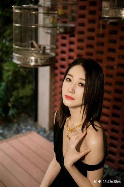 李小冉 性感写真 一袭黑衣绽露性感 她的姿态藏着万种风情 知乎