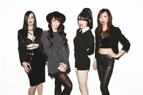 Dum Dum Girls、アメリカの大規模フェスsxswにて披露した「rimbaud Eyes」のライヴ映像公開