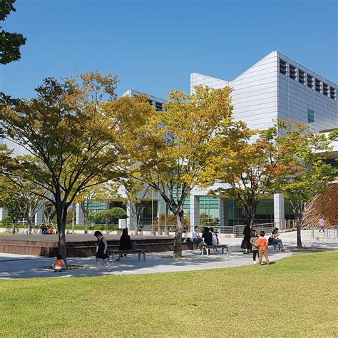 부산시립미술관 흔한 공원 흔한 놀이터 흔한 미술관 가을 햇빛을 온 몸으로 받을 수 있는 이