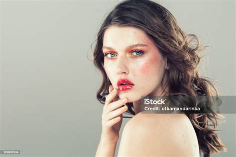 화려한 메이크업 여자 얼굴 아름 다운 갈색 머리 여름 메이크업 뷰티 패션 여자 모델 핑크 입술 가루로 빻은에 대한 스톡 사진 및 기타 이미지 Istock