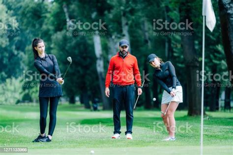 골프 강사와 골프 코스에서 치핑 샷을 연습하는 두 명의 젊은 골퍼 골프에 대한 스톡 사진 및 기타 이미지 골프 치핑 슛 스포츠 그린 Istock