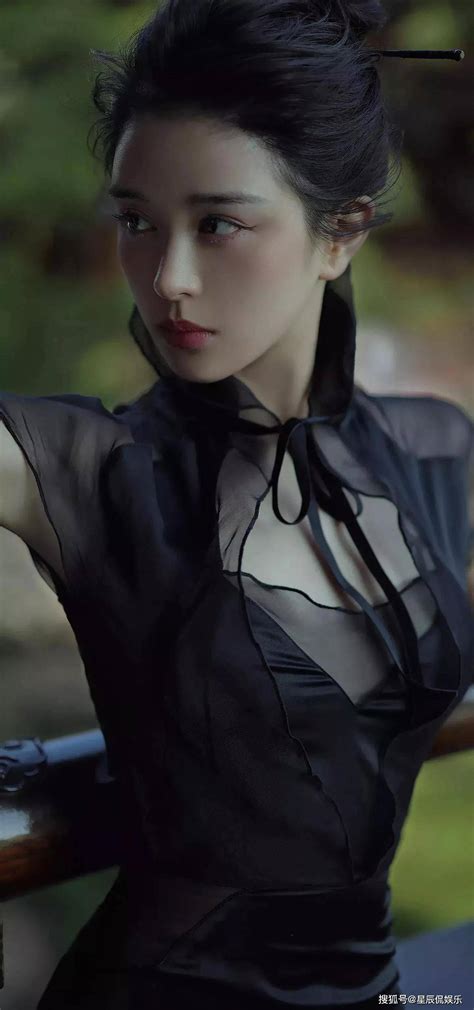 周子然驾驭的黑色服饰高贵冷艳，妩媚迷人 搜狐大视野 搜狐新闻