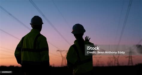 전력선 일몰 시 전기 회로 및 전압 인프라에 대한 계획 및 사업가 엔지니어링 팀워크 및 전선 그리드 및 케이블 유지 보수를 통한 기술자의 실루엣 연료 및 전력 생산에 대한